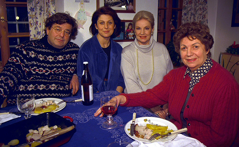 Single Bells (Film) online mieten/kaufen - Streamen auf WatchAUT